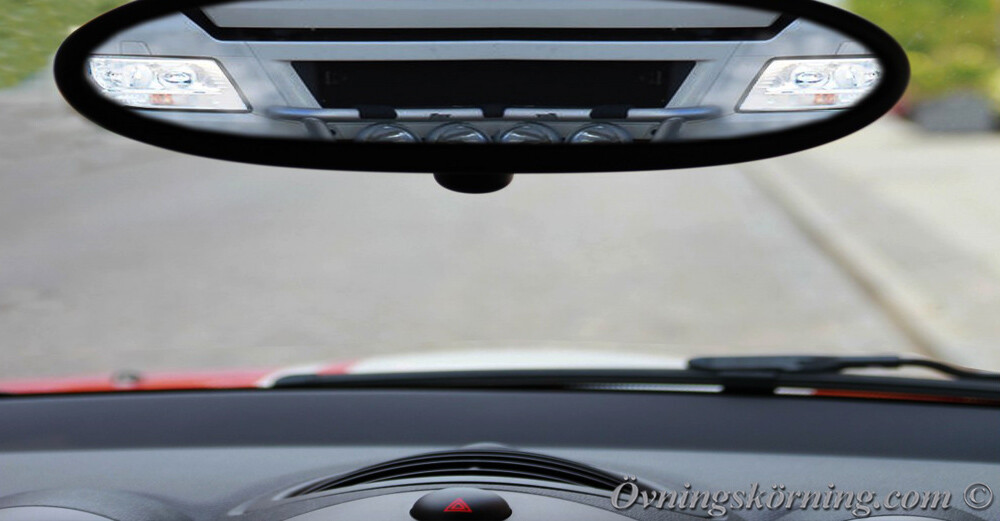 Här kan du läsa om avstånd till fordon, fartblindhet, mm... Körkortsteori.