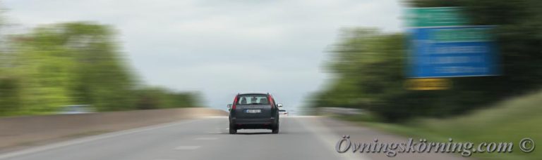 Här kan du läsa om avstånd till fordon, fartblindhet, mm... Körkortsteori.